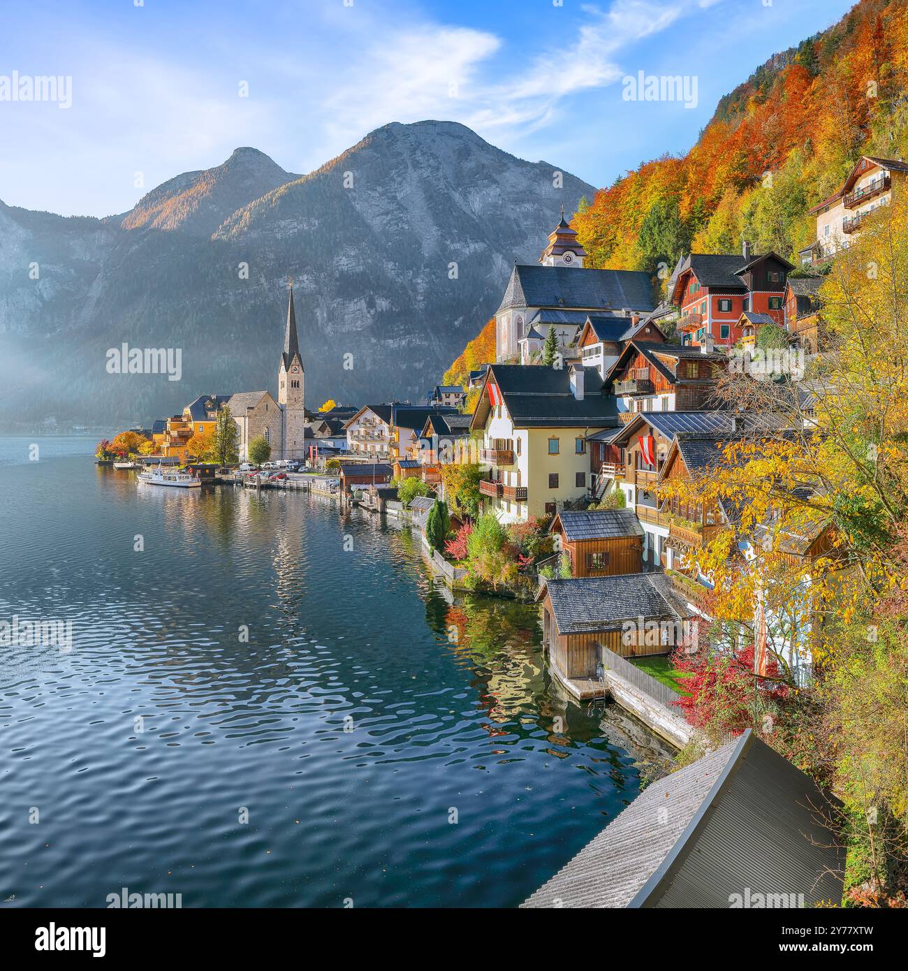 Amazing view of famous Hallstatt mountain village with Hallstatter lake ...