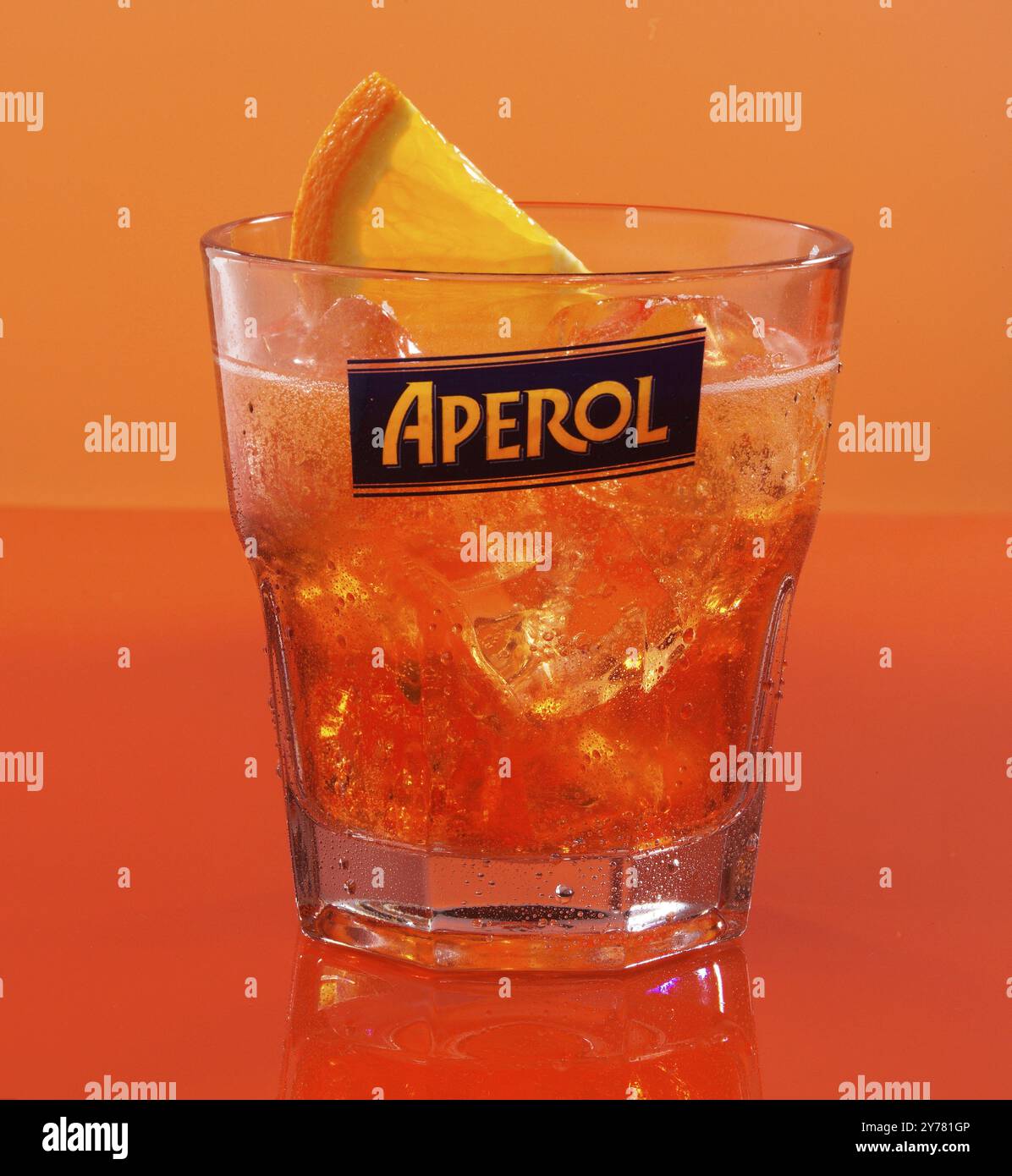 Aperol on ice cube cubes with half an orange slice in an aperitif ...