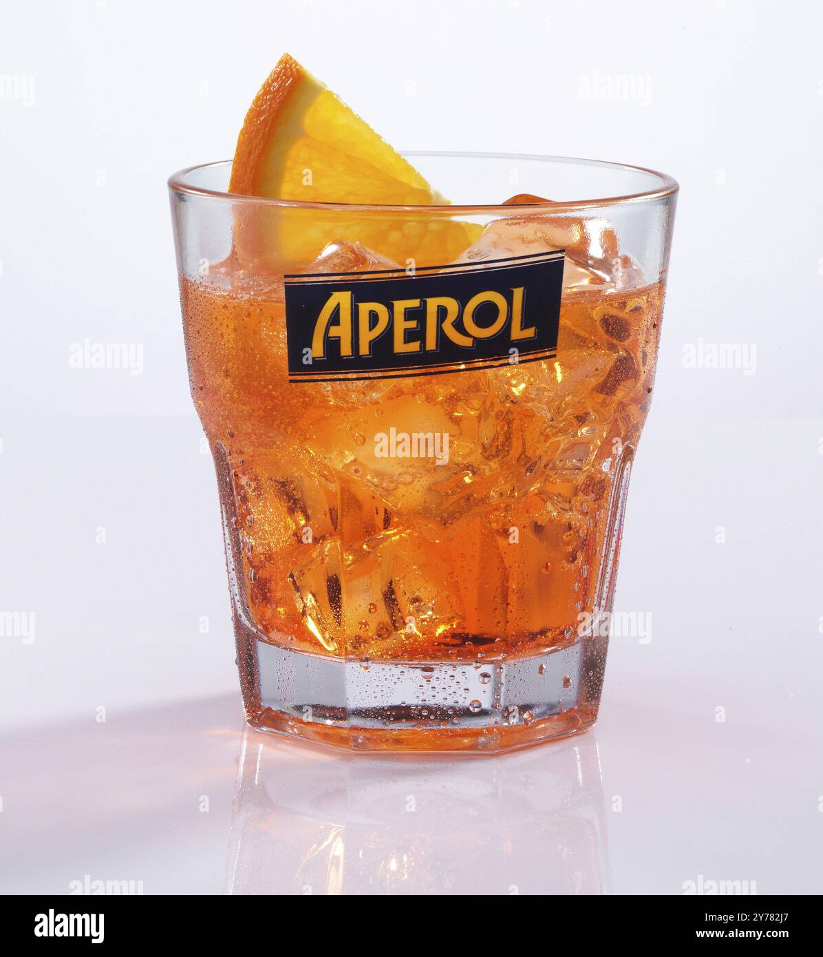Aperol on ice cube cubes with half an orange slice in an aperitif ...