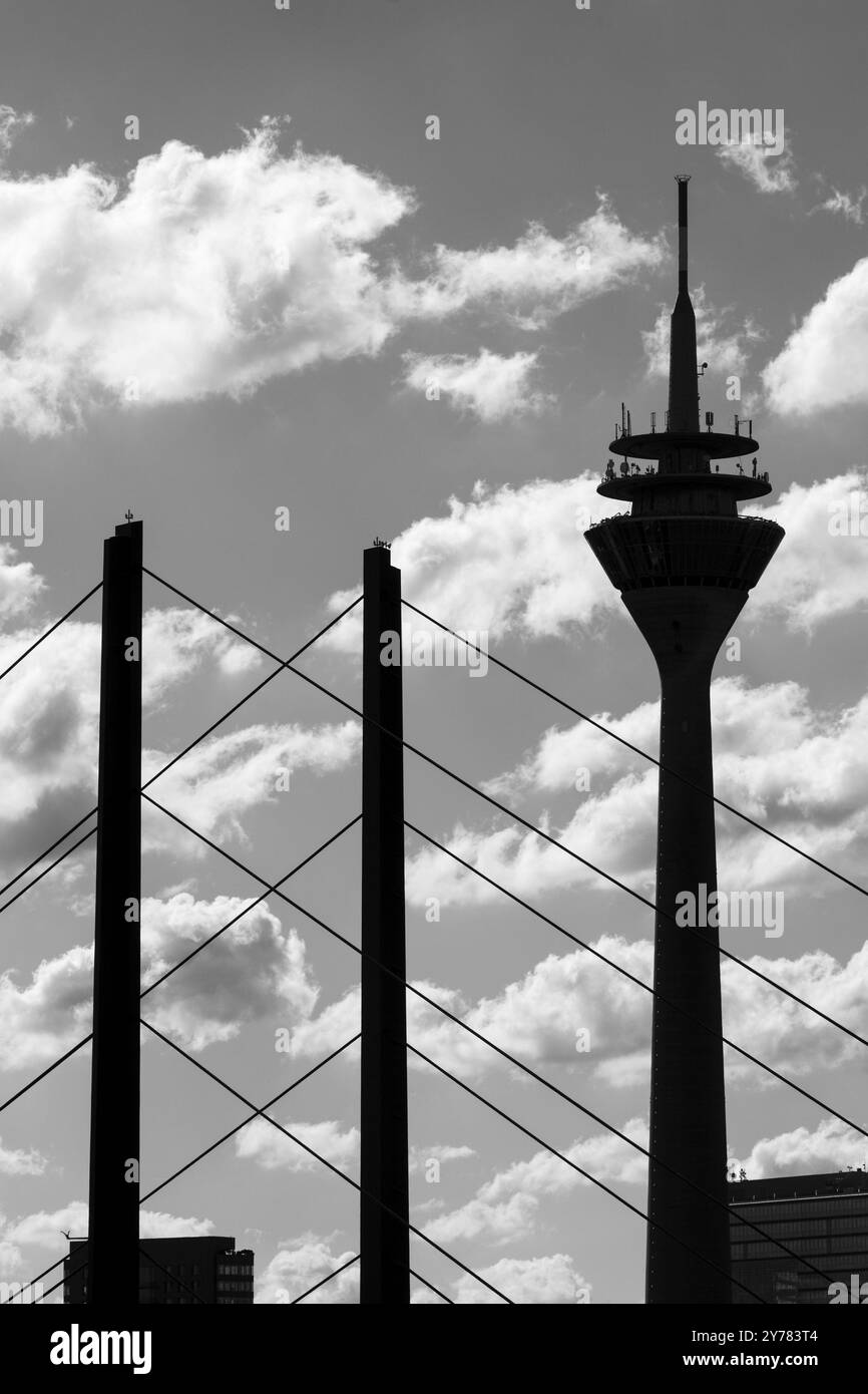 Silhouette von Rheinkniebruecke und Rheinturm, Duesseldorf, NRW ...