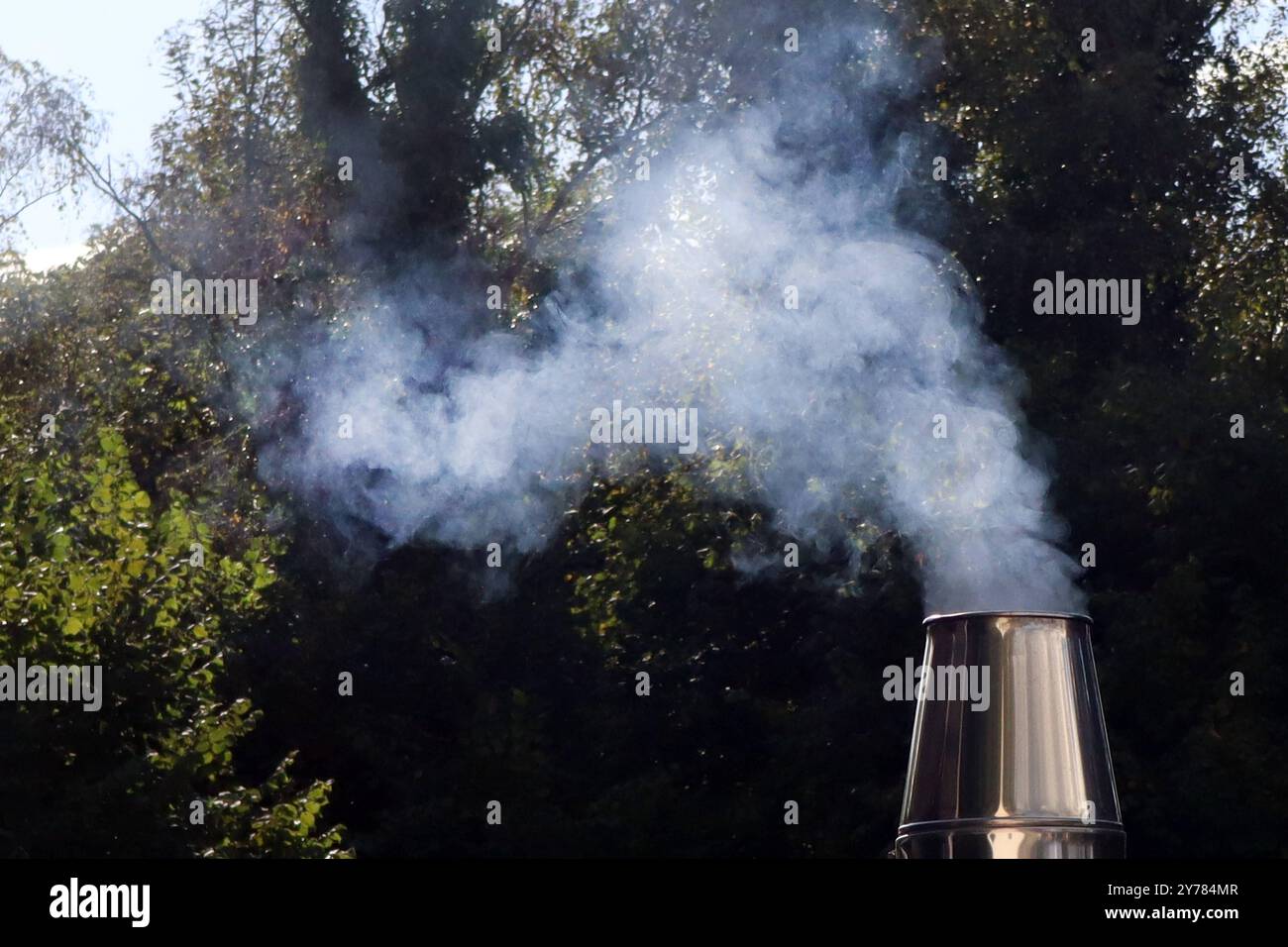 Rauch aus einem Kaminrohr Rauchendes Edelstahl Kaminrohr mit Anschluss ...
