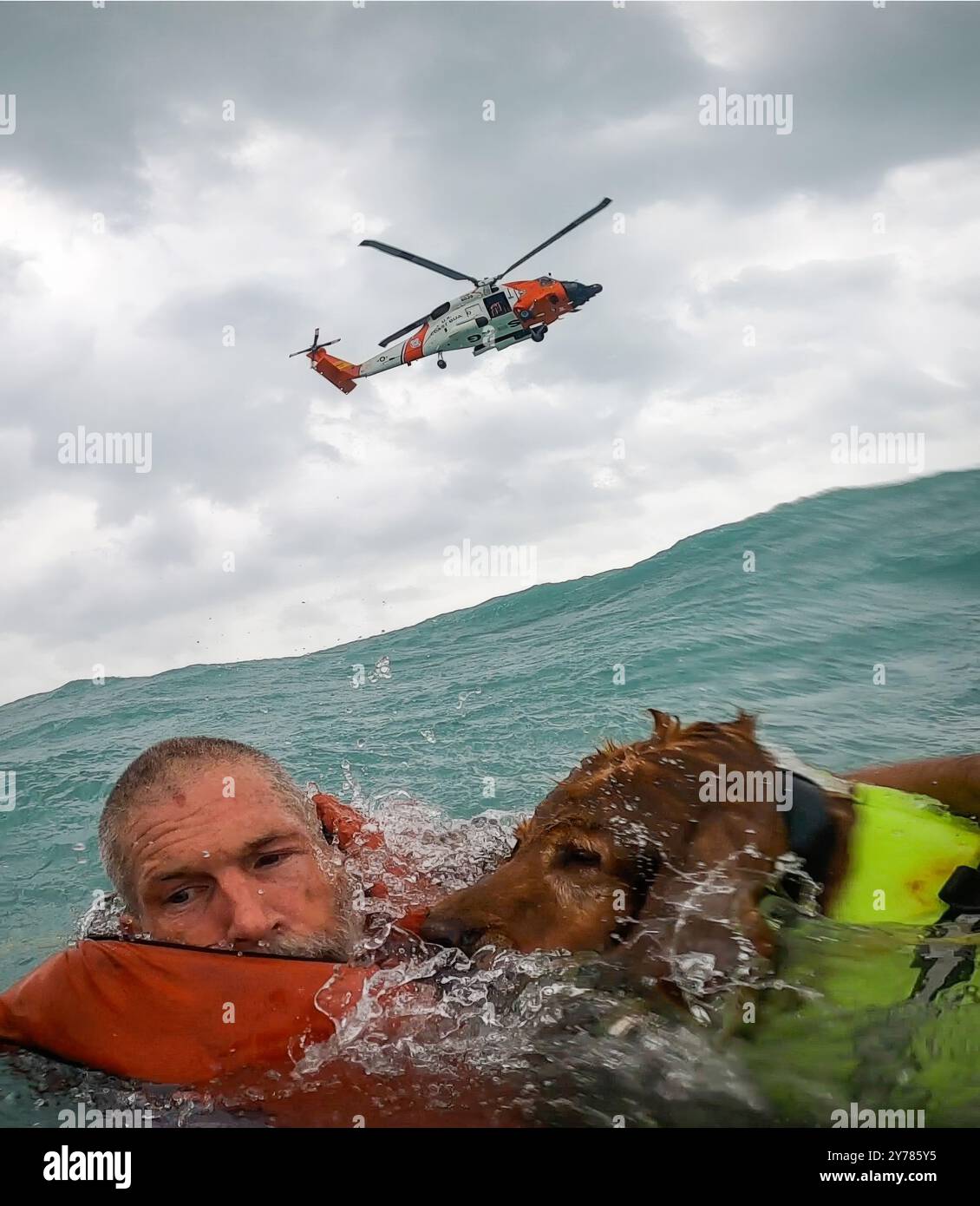 Sanibel Island, United States. 26th Sep, 2024. A sailor and his Golden ...