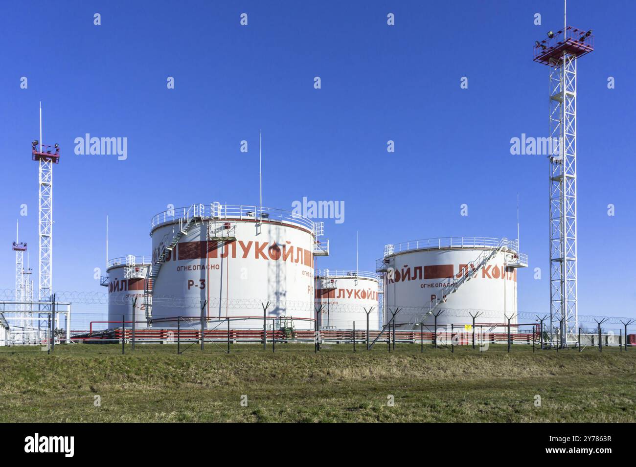 Petroleum installations refineries hi-res stock photography and images ...