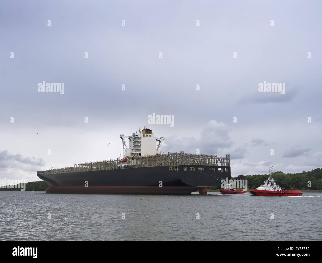 Empty container ship hi-res stock photography and images - Alamy