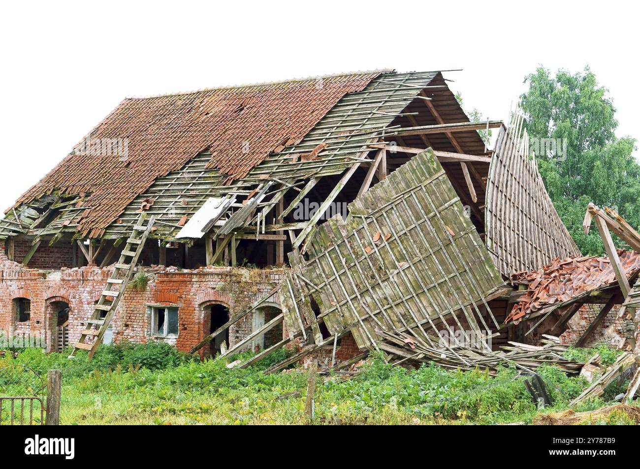 Old ruined building of brick, collapsed brick house Stock Photo - Alamy