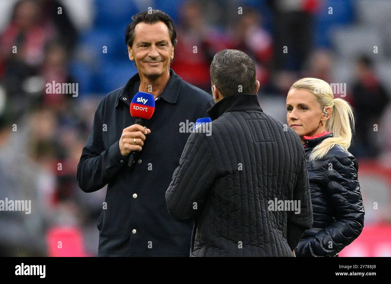 vor Spielbeginn: SKY Moderator Sebastian Hellmann im Interview Mikrofon ...