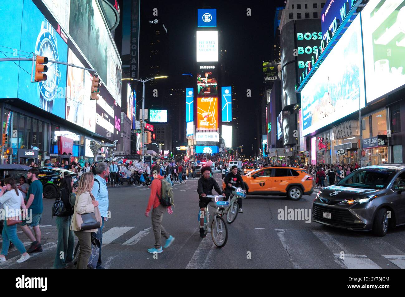 People cross the street in Times Square, Manhattan, New York City Stock ...