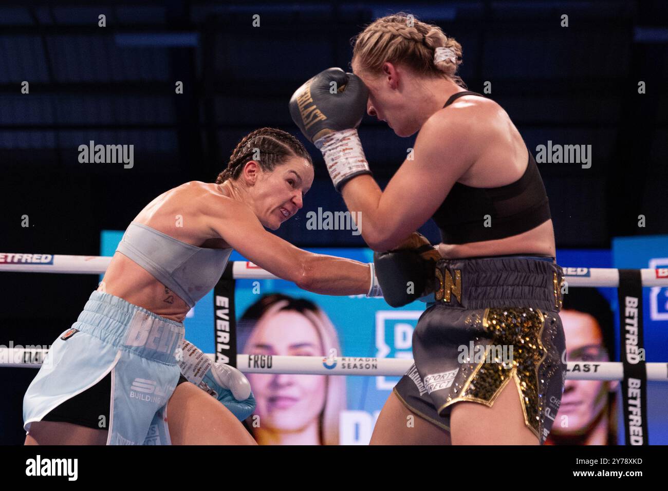 Femaie boxing hi-res stock photography and images - Alamy