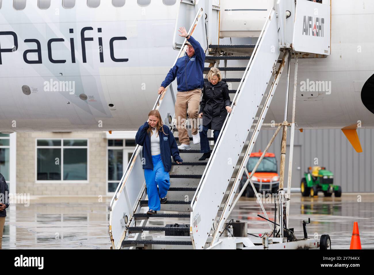 Belleville, USA. 28th Sep, 2024. Minnesota Gov. Tim Walz and Minnesota ...