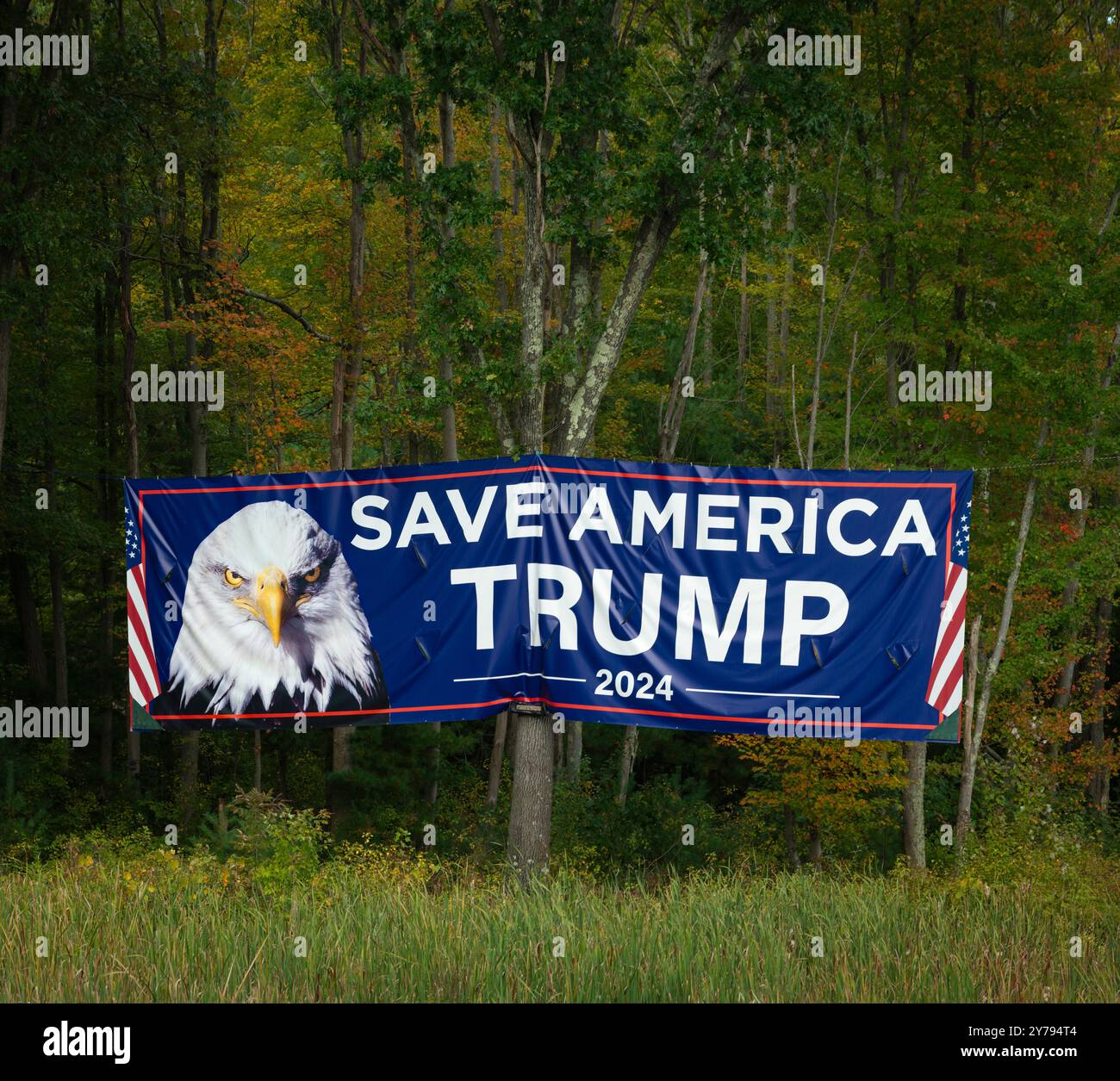 Trump 2024 sign hi-res stock photography and images - Alamy