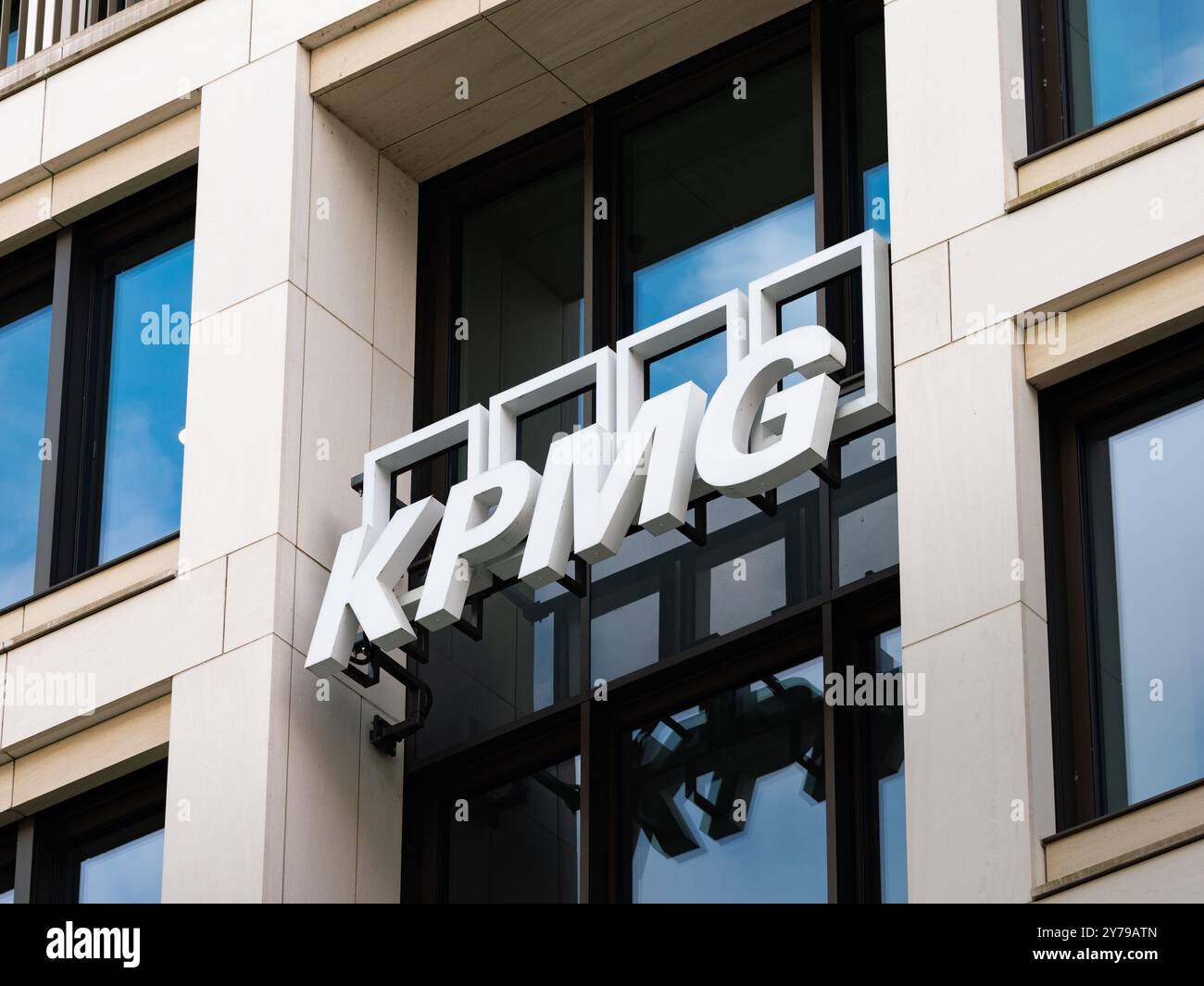 Financial and accounting logo hi-res stock photography and images - Alamy