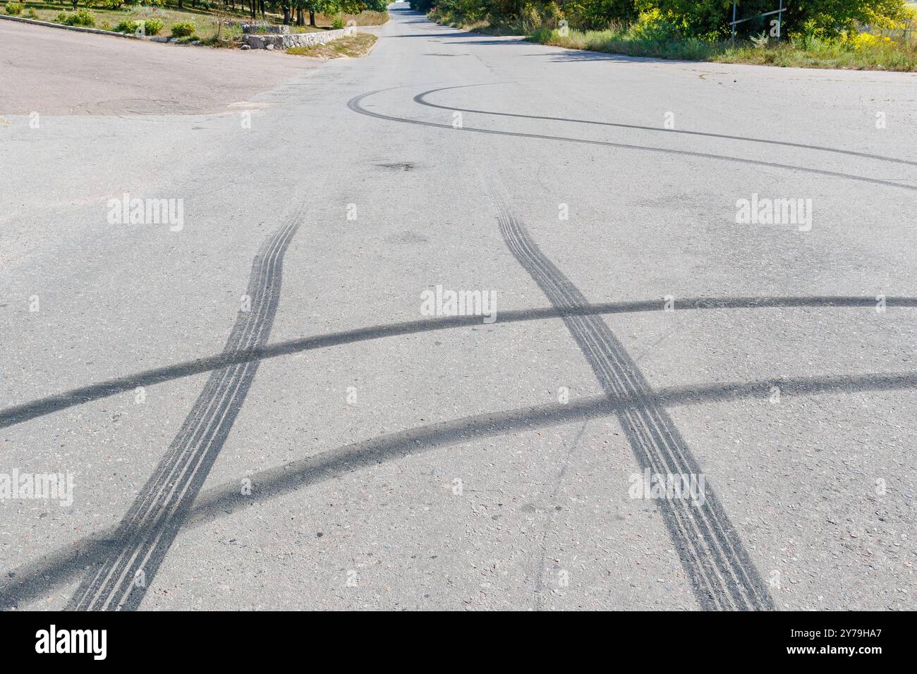 Skid marks on asphalt road hi-res stock photography and images - Alamy