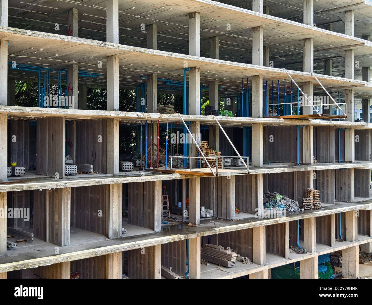 A new modern multi-storey residential building under construction Stock ...