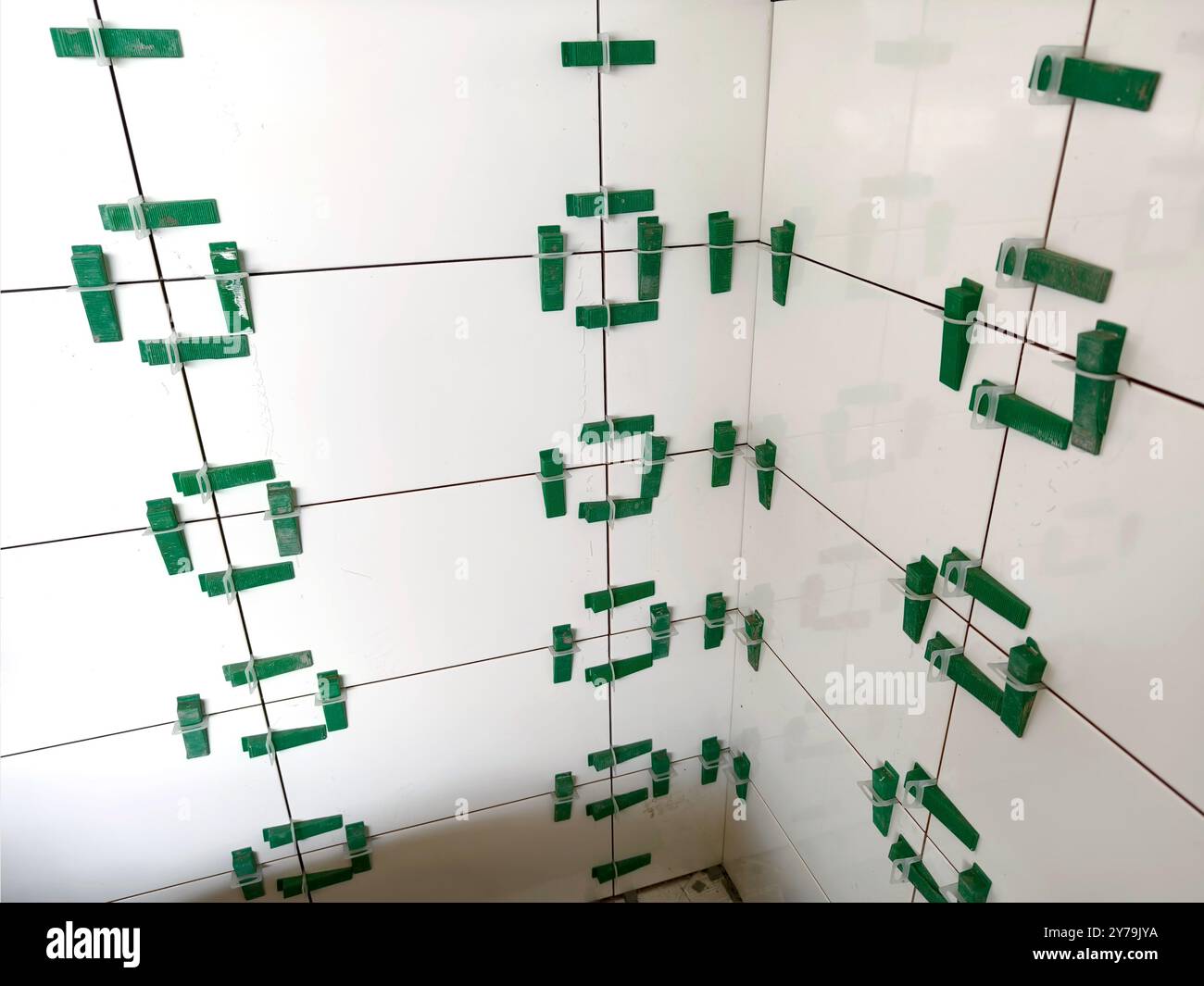 Tile in a small space measuring and marking a tile Stock Photo - Alamy