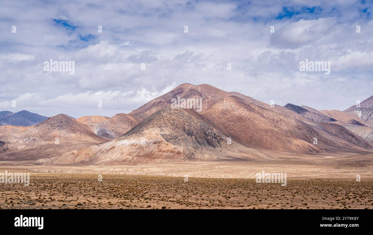 Colorful high altitude desert landscape along Pamir Highway, Murghab ...