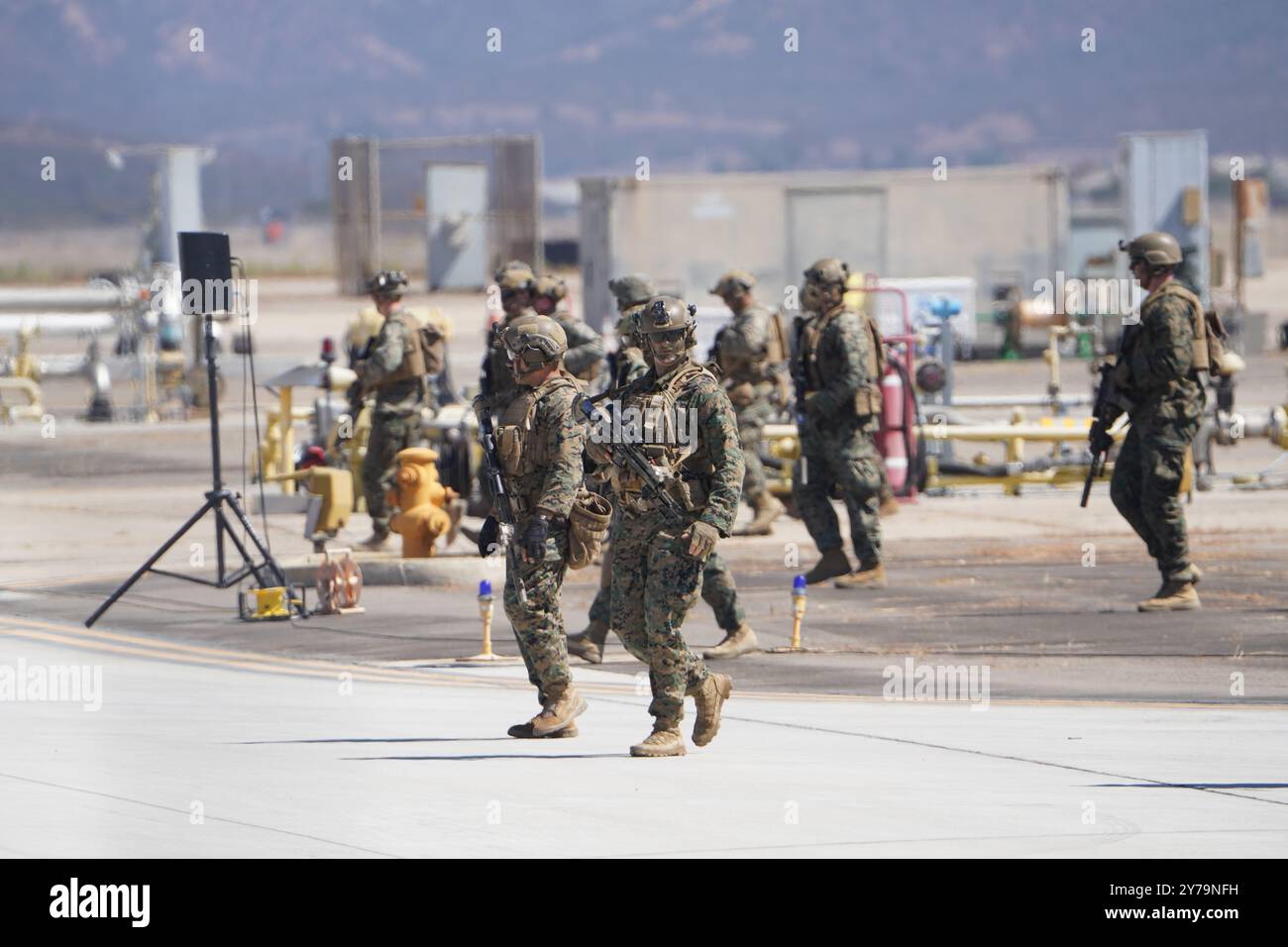 Runway lineup hi-res stock photography and images - Alamy