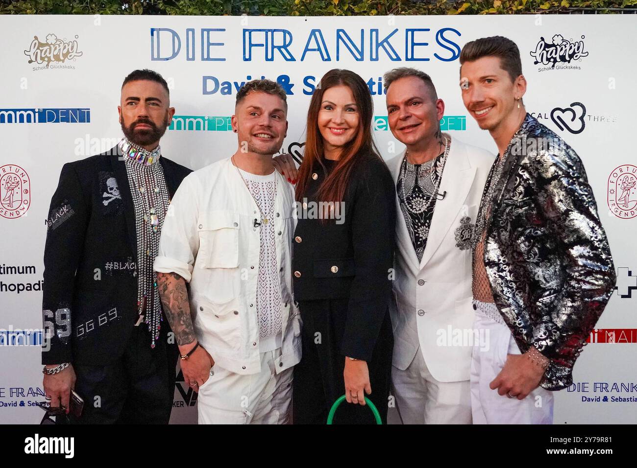 Dschungelcamp Teilnehmer Manuel Flickinger mit Begleitung. Sebastian ...