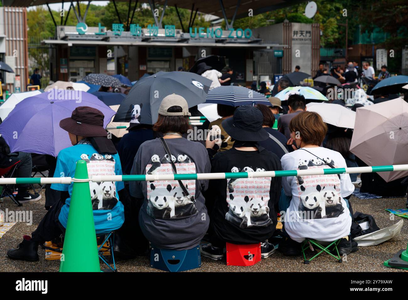 (240929) -- TOKYO, Sept. 29, 2024 (Xinhua) -- Visitors line up at the ...