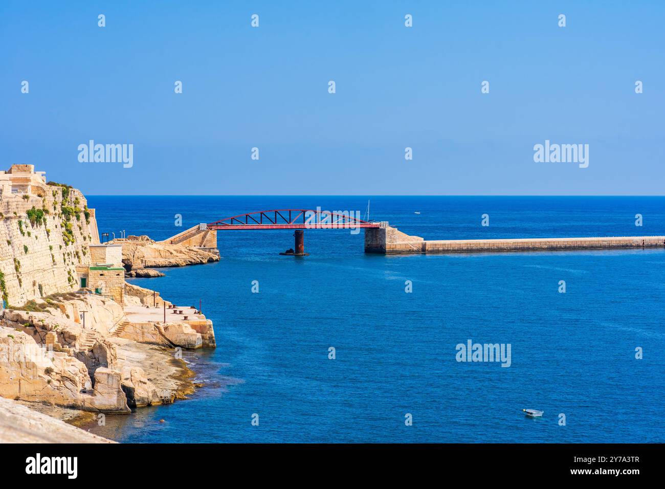 St. Elmo bridge in Valletta Grand Harbour, Malta Stock Photo - Alamy