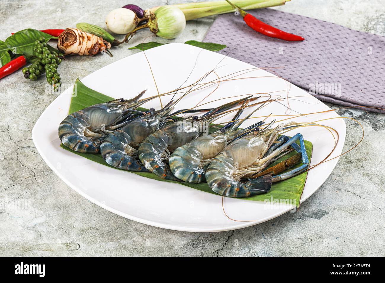 Raw blue river prawn in the plate for cooking Stock Photo - Alamy