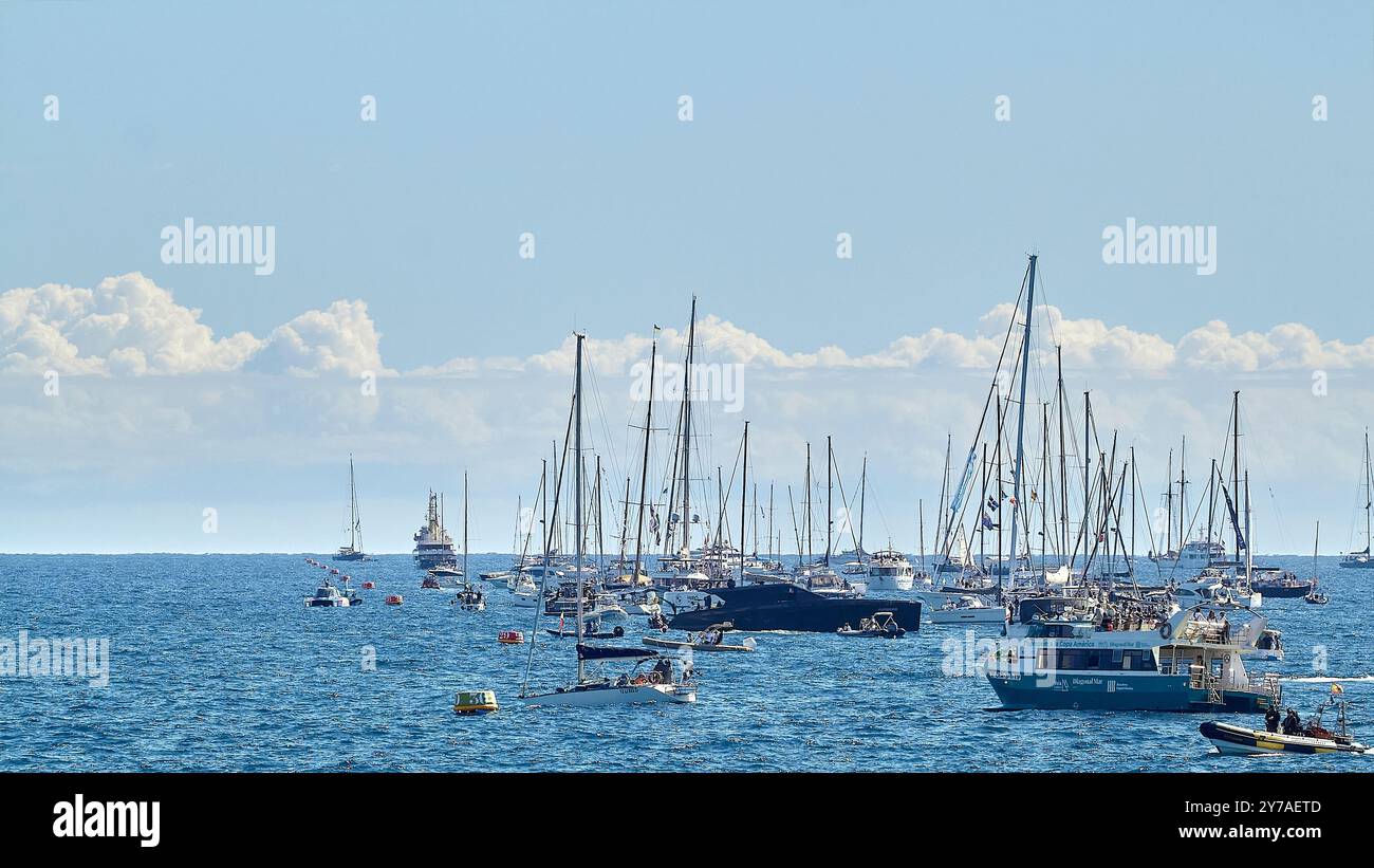 Front seaside Port Olympic: the line is set with the public boats ready ...