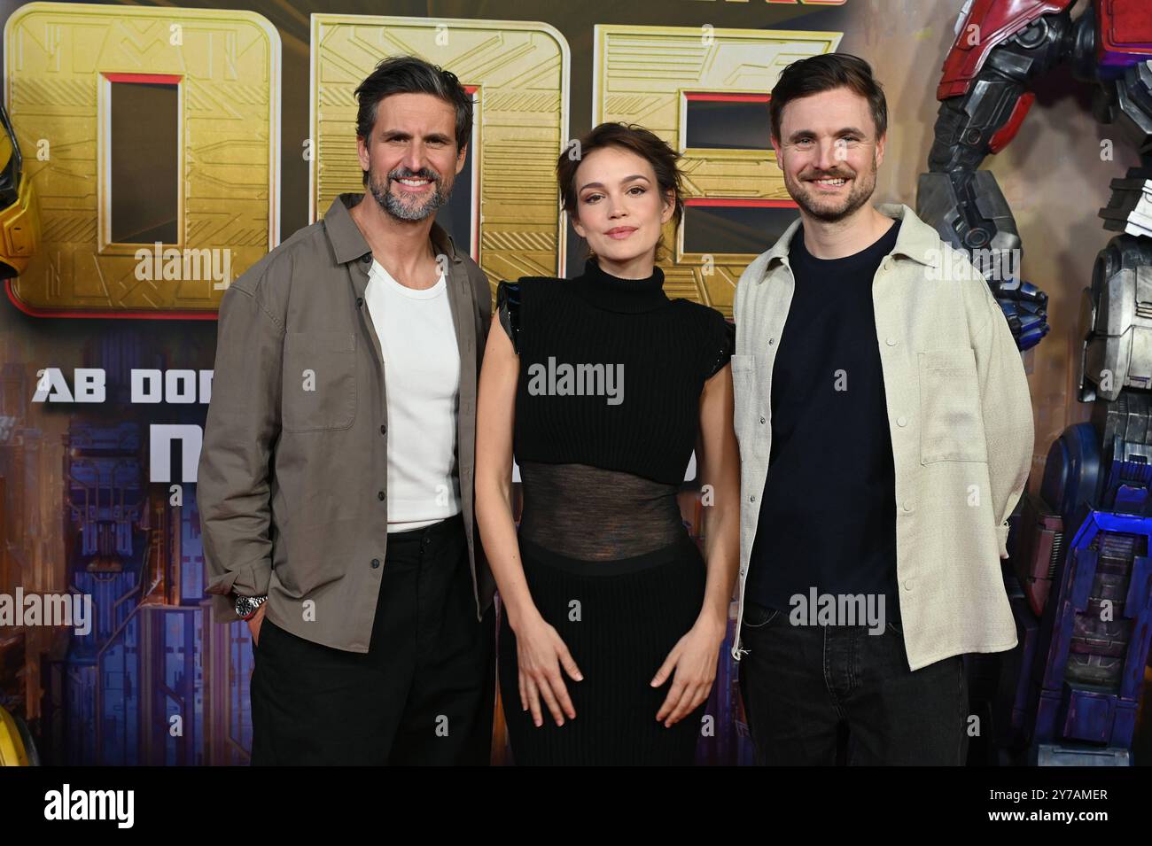 Schauspieler Tom Beck, Emilia Schüle und Phil Laude, l-r, posieren als ...