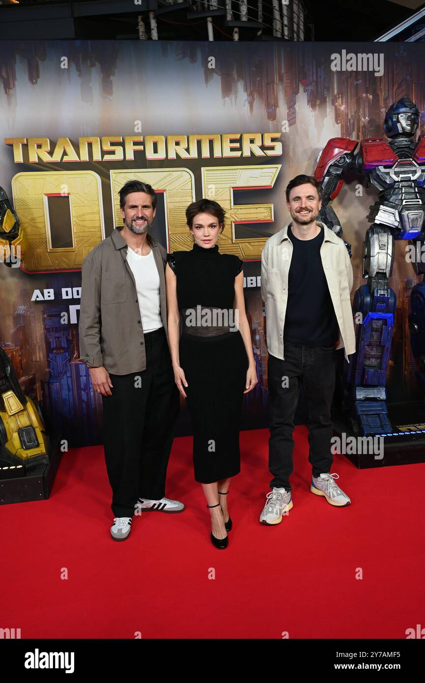 Schauspieler Tom Beck, Emilia Schüle und Phil Laude, l-r, posieren als ...