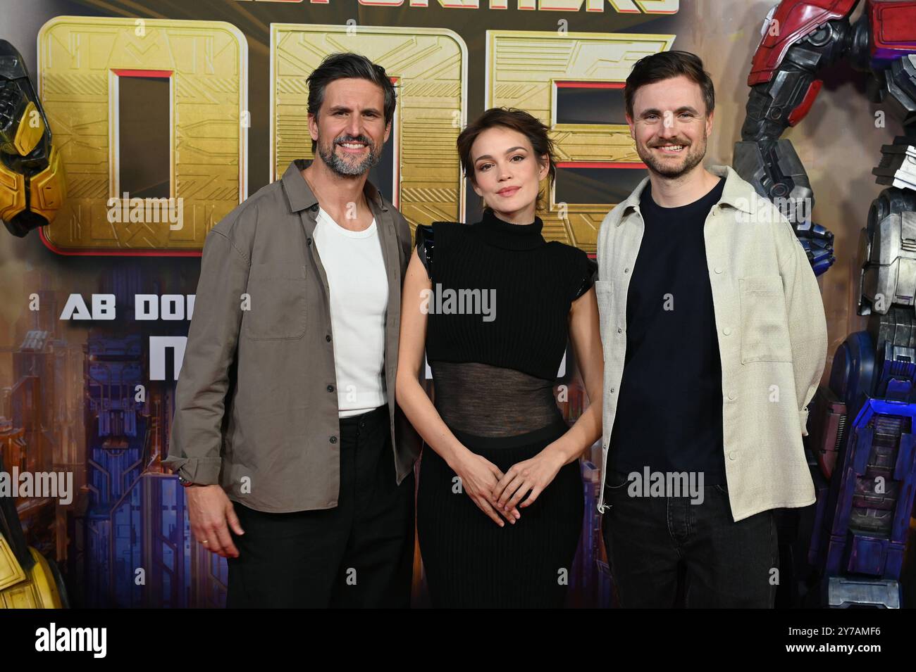 Schauspieler Tom Beck, Emilia Schüle und Phil Laude, l-r, posieren als ...