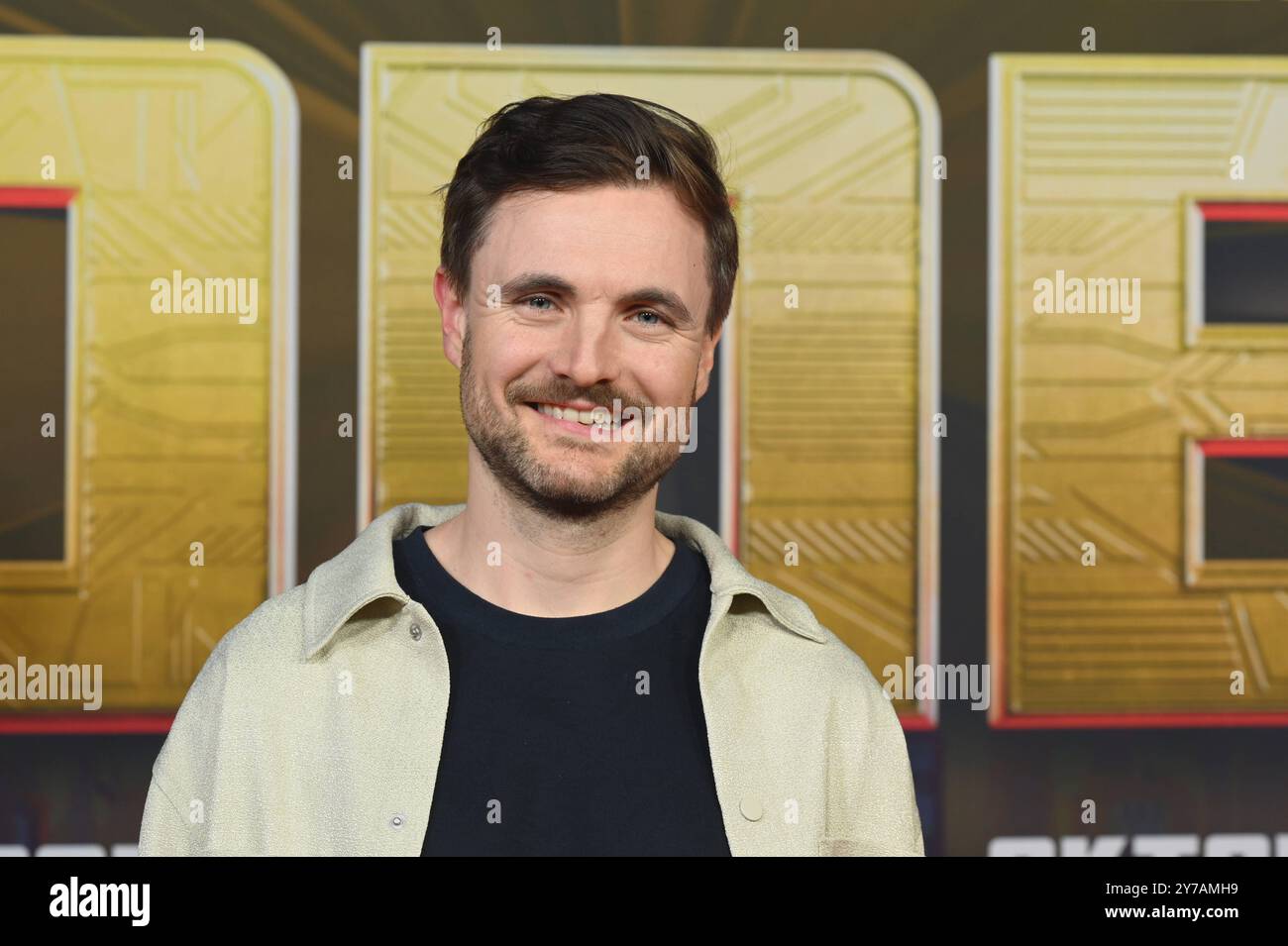 Comedian Phil Laude spricht Autobot B-127 alias Bumblebee posiert als ...