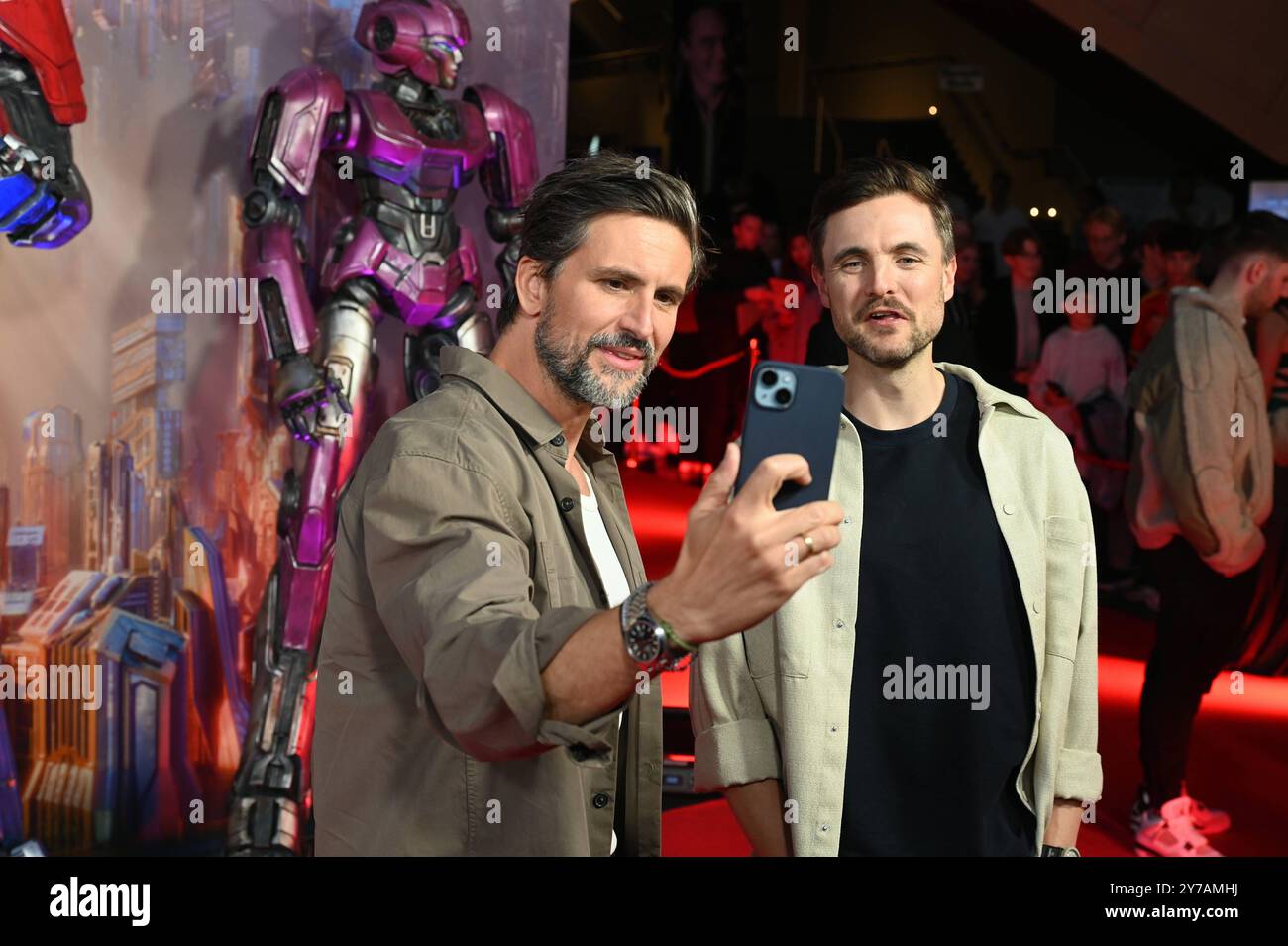 Schauspieler Tom Beck spricht Anführer von Cybertron Sentinel Prime , l ...