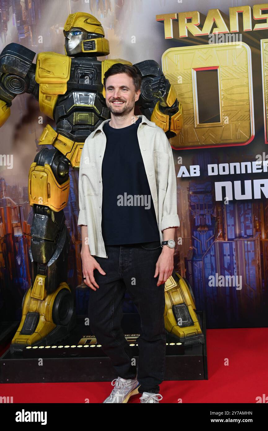 Comedian Phil Laude spricht Autobot B-127 alias Bumblebee posiert als ...
