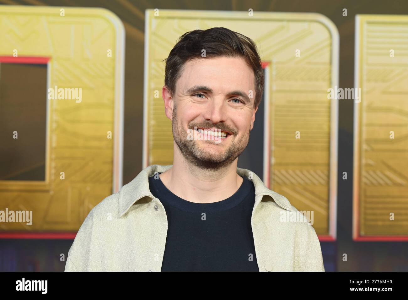 Comedian Phil Laude spricht Autobot B-127 alias Bumblebee posiert als ...