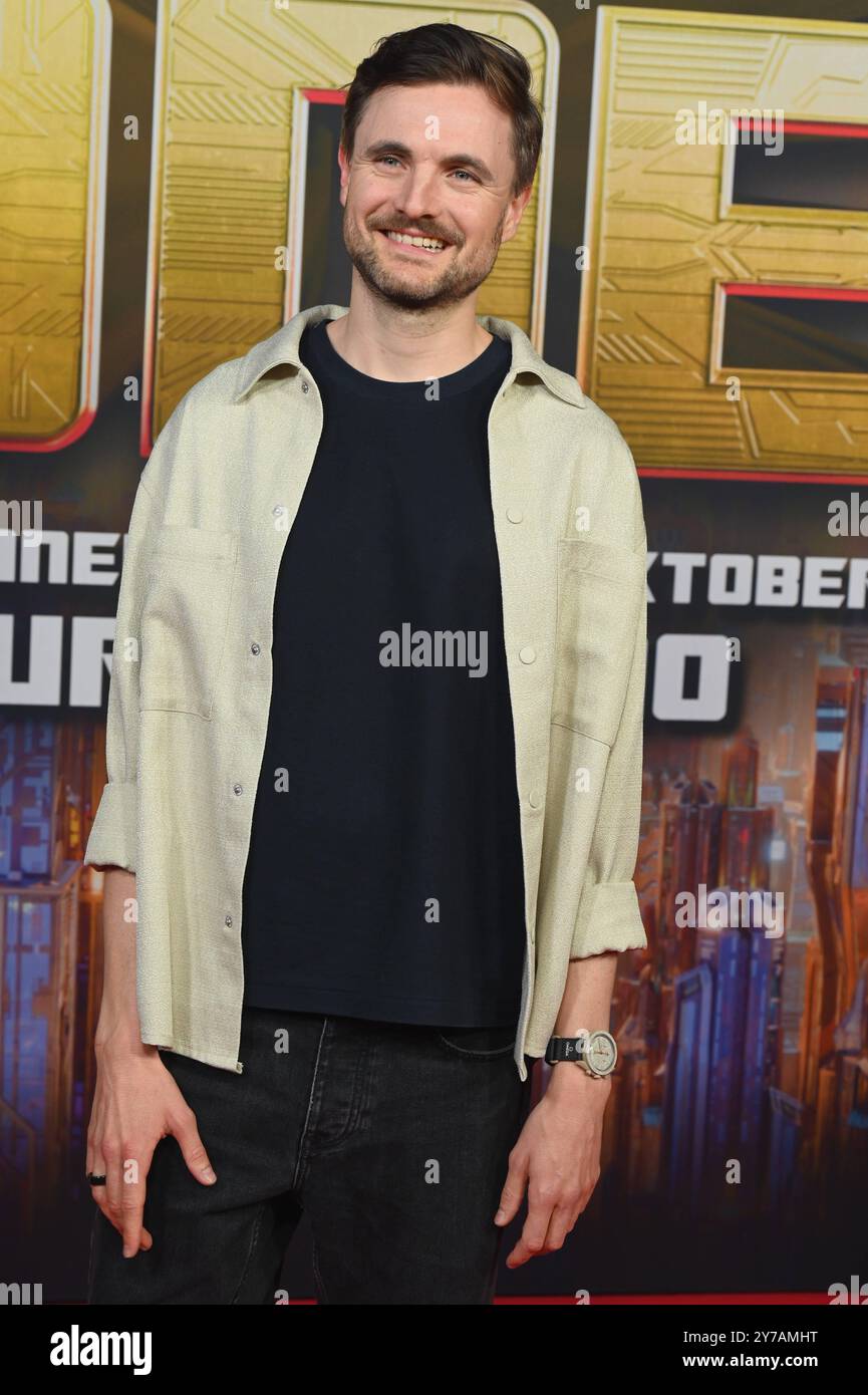 Comedian Phil Laude spricht Autobot B-127 alias Bumblebee posiert als ...