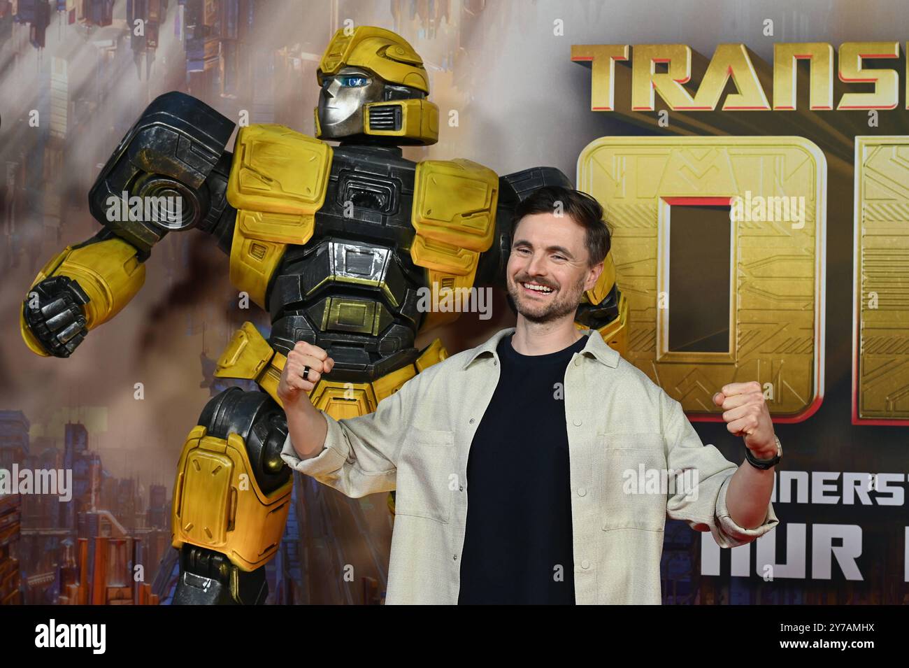 Comedian Phil Laude spricht Autobot B-127 alias Bumblebee posiert als ...