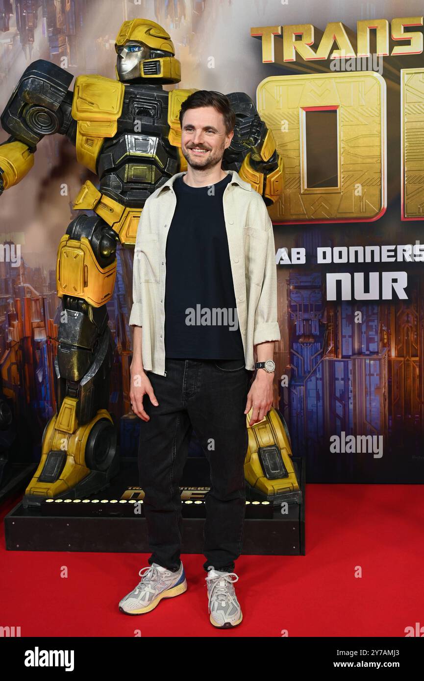 Comedian Phil Laude spricht Autobot B-127 alias Bumblebee posiert als ...