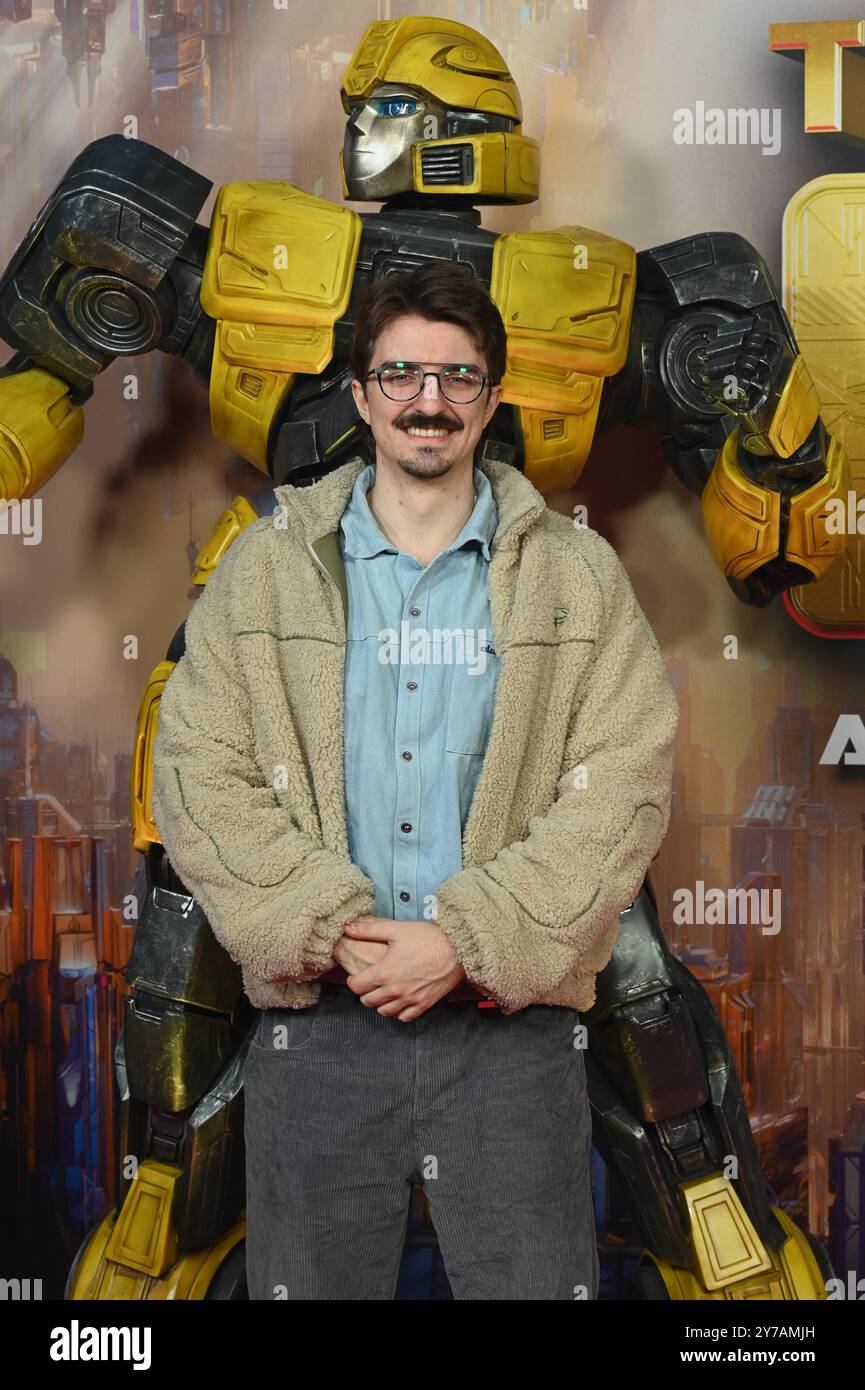 Twitch Streamer Rumathra spricht Deception Shockwave posiert als deutsche Synchronstimme beim ...