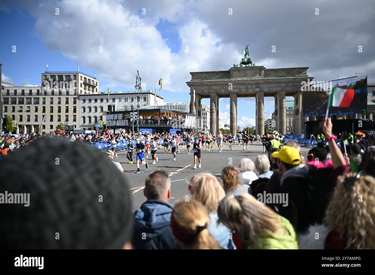 Berlin, Germany. 29th Sep, 2024. Athletics, marathon: Marathon runners ...