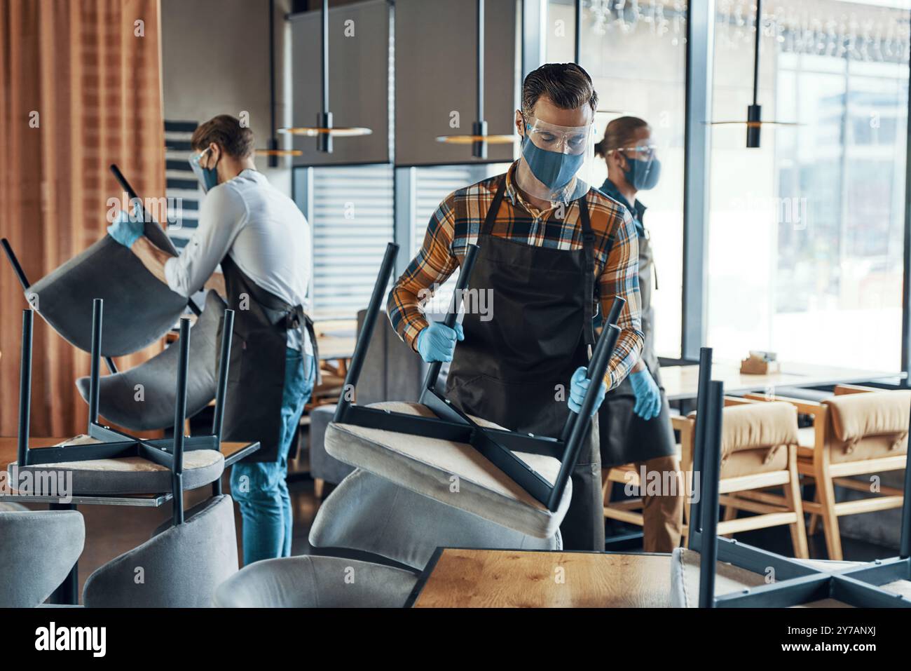 Waiters busy restaurant hi-res stock photography and images - Alamy