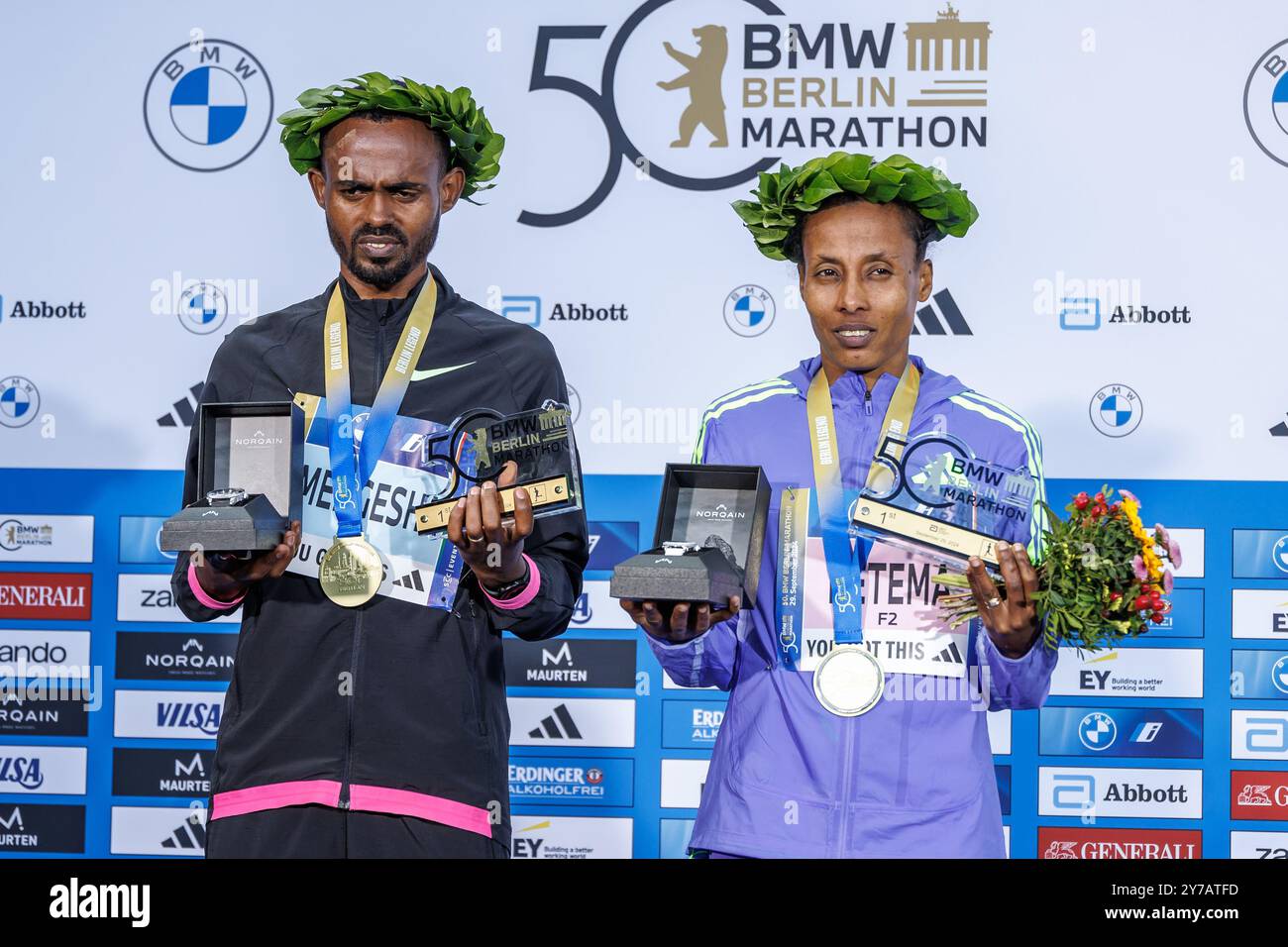 29 September 2024, Berlín;: Ethiopian athletes Milkesa Mengesha (left ...
