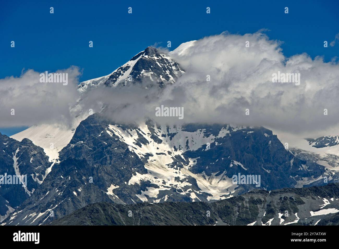 Gipfel Combin du Meitin im Grand Combin Massiv in den Wolken, Wallis ...