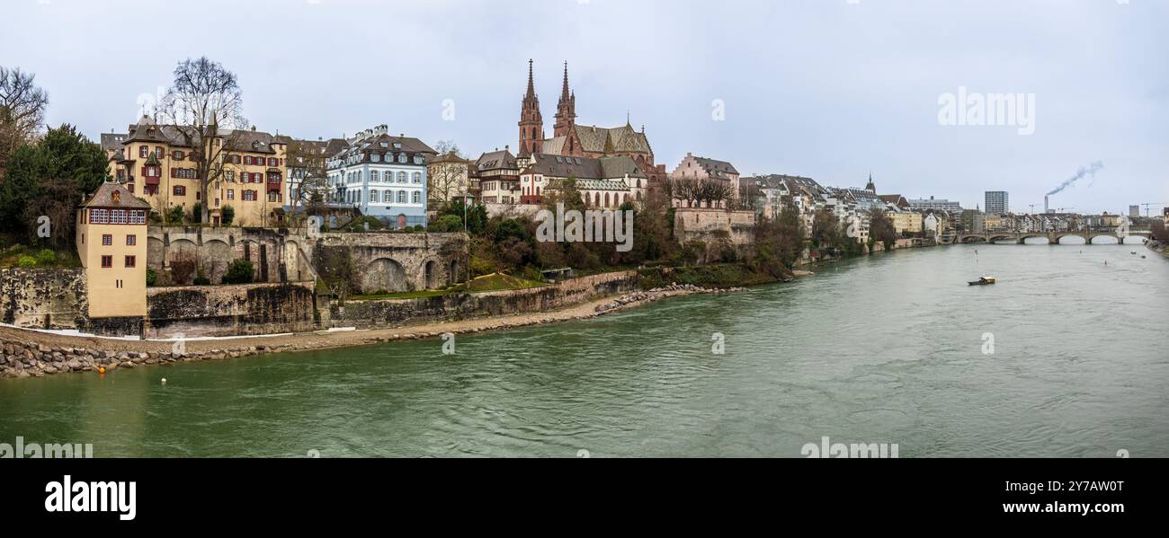 Basilea en invierno desde el otro lado del Rin, con el horizonte de la ...