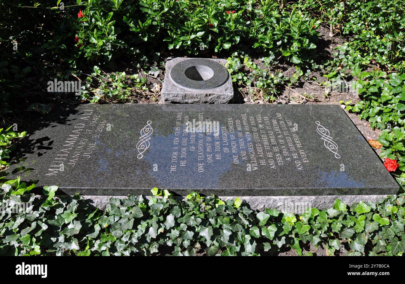 The grave of heavyweight boxing champion Muhammad Ali in Louisville's ...