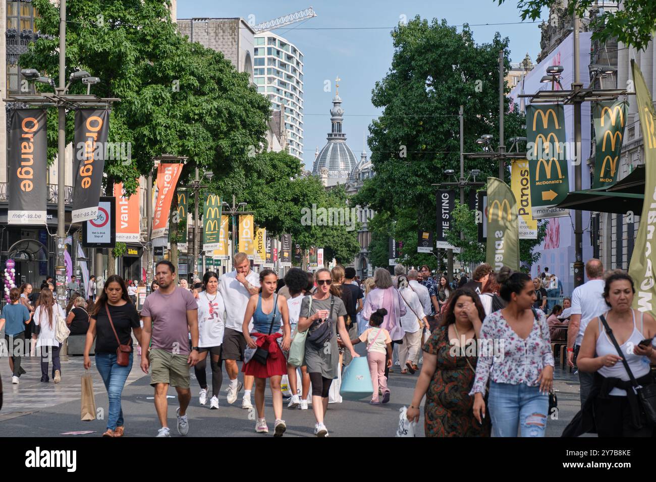 The busy shopping street, the Meir on a Summer weekend in Antwerp city ...