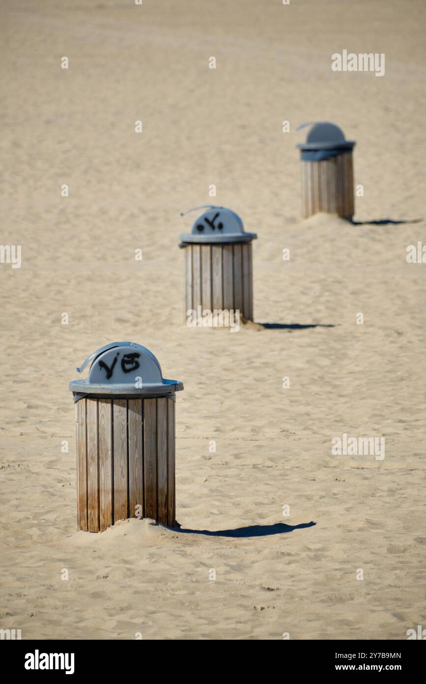 Litter bins on the beach at Ostend, Belgium Stock Photo - Alamy