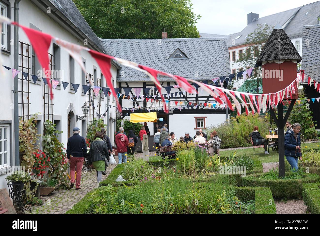 Mittweida, Germany. 29th Sep, 2024. Visitors to the 25th State Harvest ...