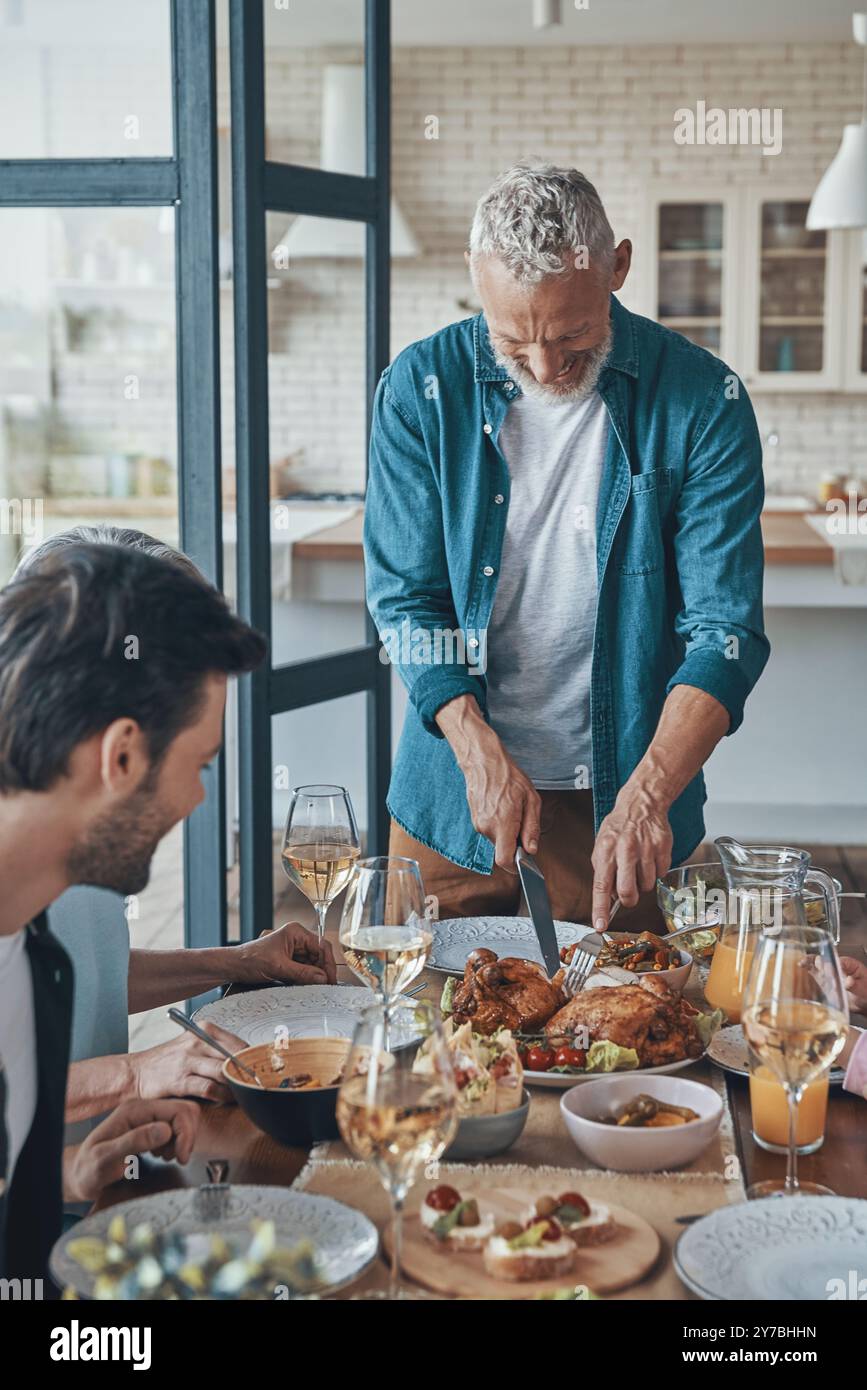 Man cutting roasted chicken hi-res stock photography and images - Alamy