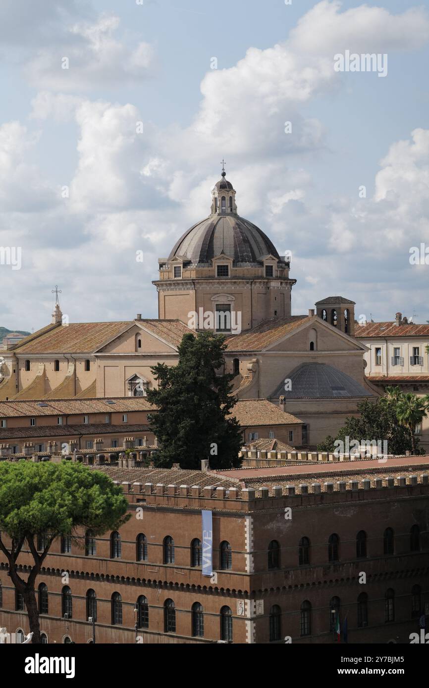 Views of the skyline, allies and notable landmarks of the Eternal City, Rome, Italy Stock Photo ...