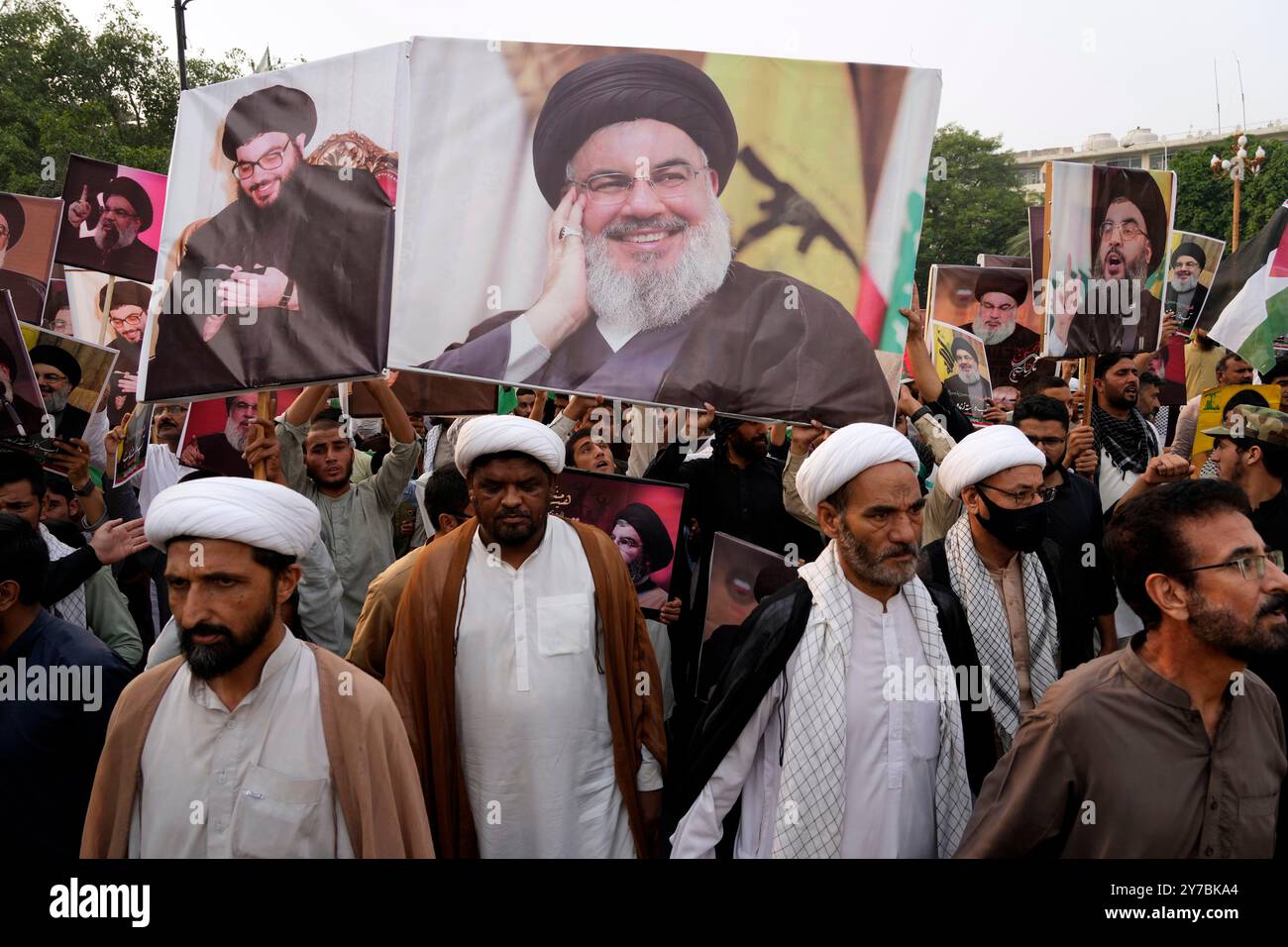 Shiite Muslims shout anti-Israel and anti-U.S. slogans during a protest ...