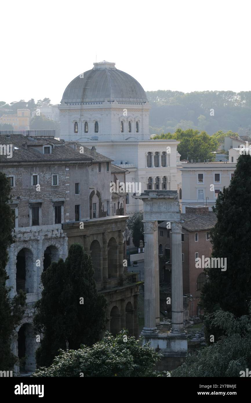 Views of the skyline, allies and notable landmarks of the Eternal City, Rome, Italy Stock Photo ...
