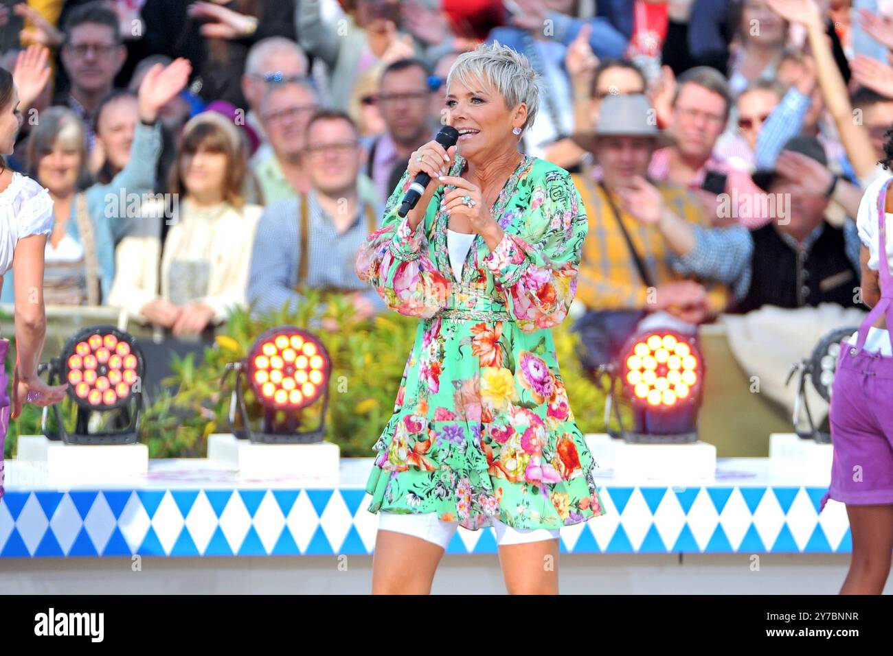 ZDF - Fernsehgarten. Sängerin Inka Bause während der ZDF ...